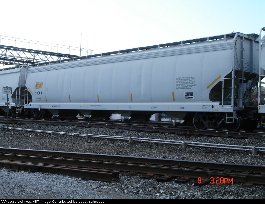 UTCX 53308 Covered Hopper EB